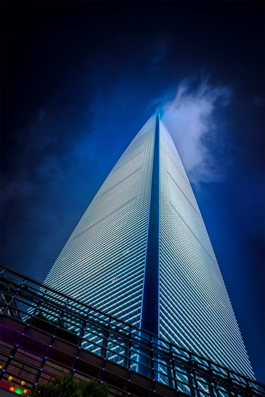 Direct View Linear LED Fixtures for Media Facades and Architectural ...